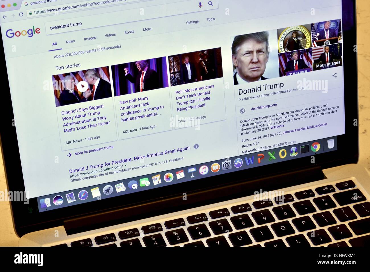 Apple macboob computer hi-res stock photography and images - Alamy