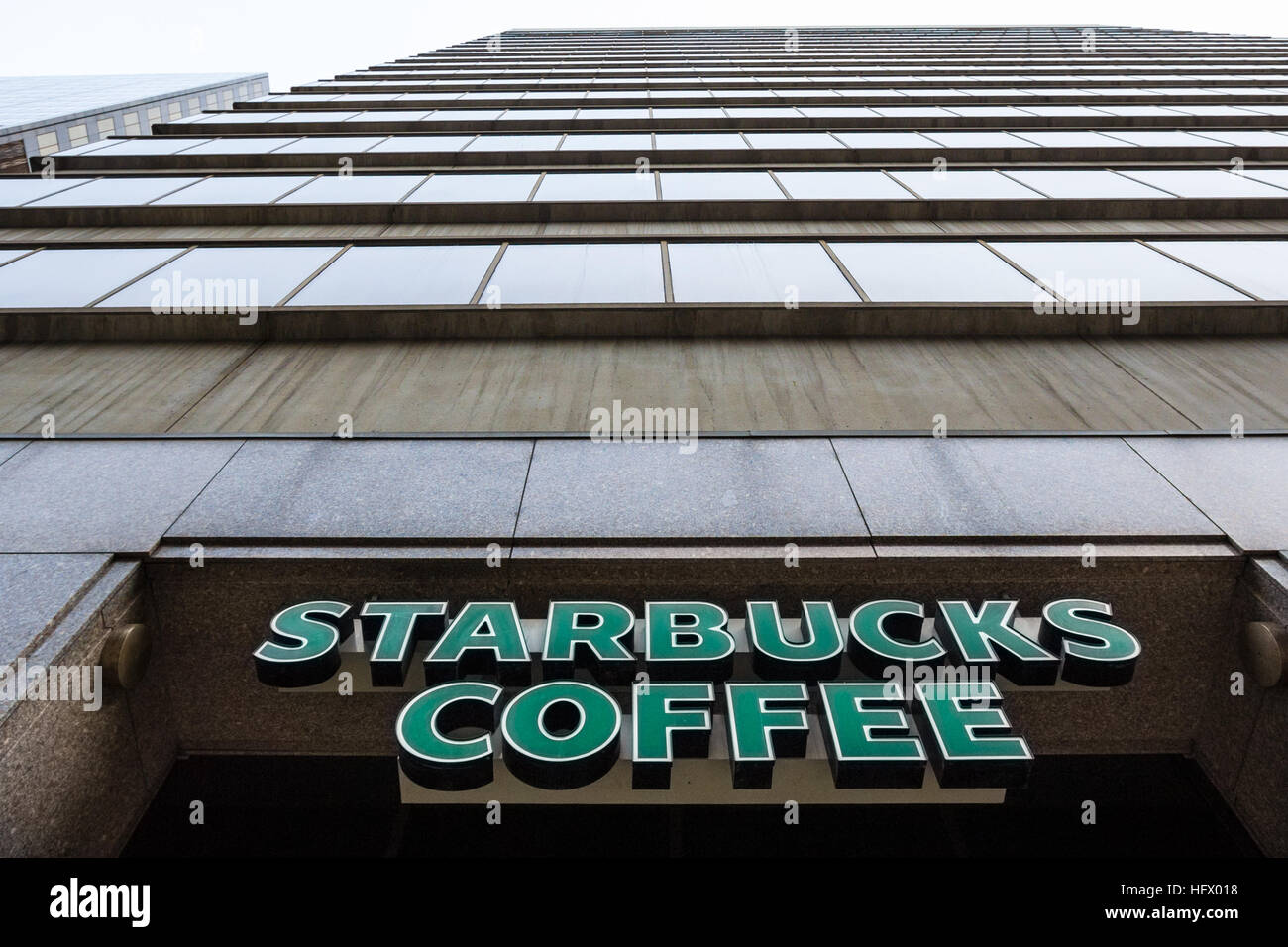 Starbucks logo hi-res stock photography and images - Alamy