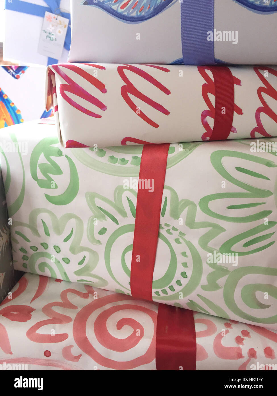 Wrapped birthday present hi-res stock photography and images - Alamy