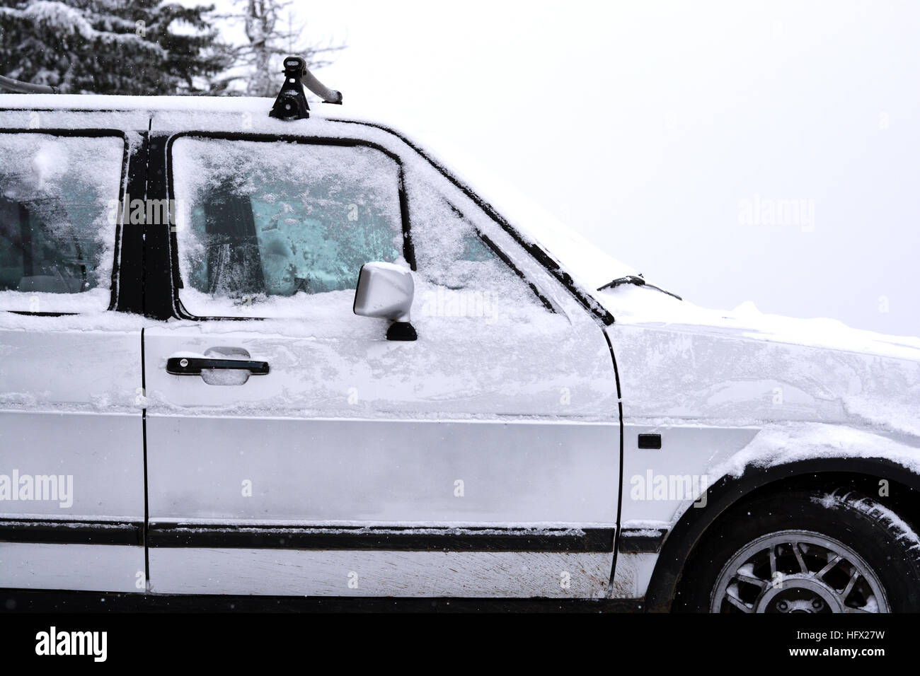 Snow and white car hi-res stock photography and images - Alamy