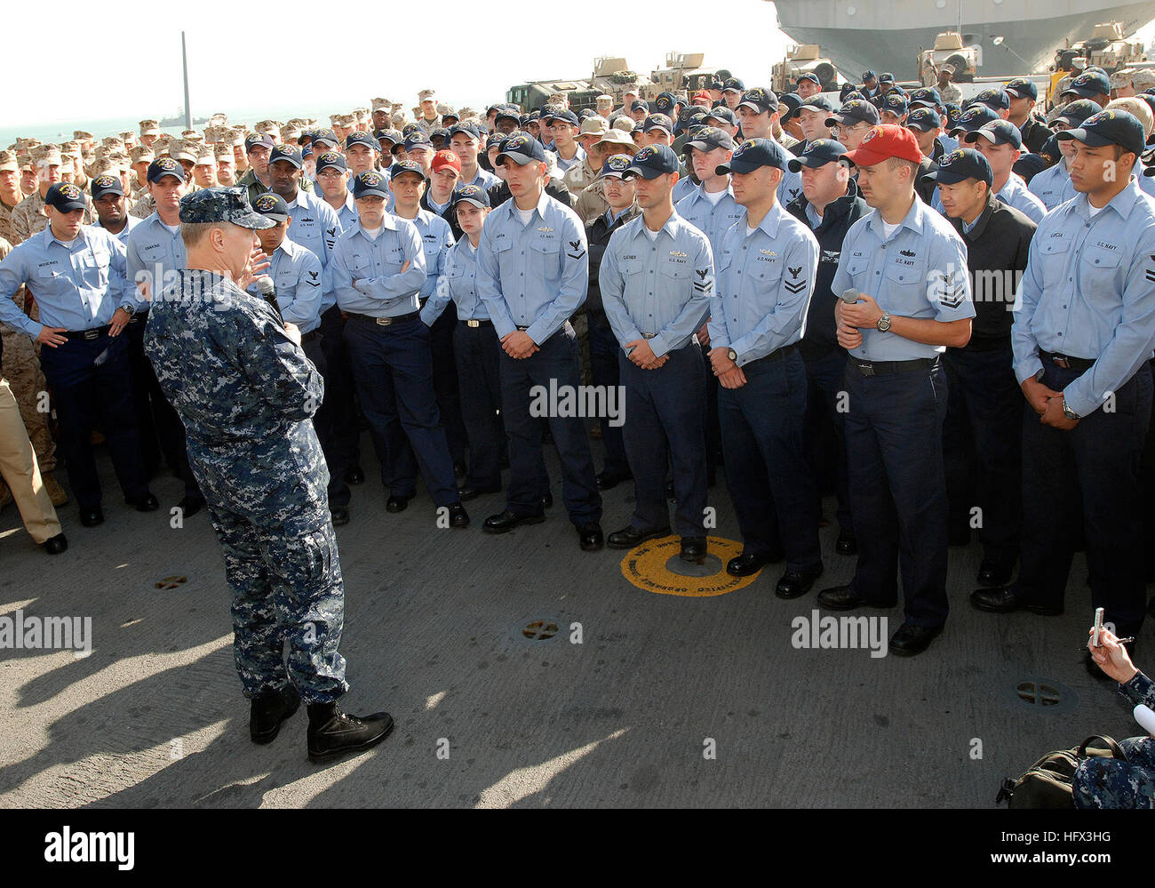 Helping hands u s marines hi-res stock photography and images - Alamy