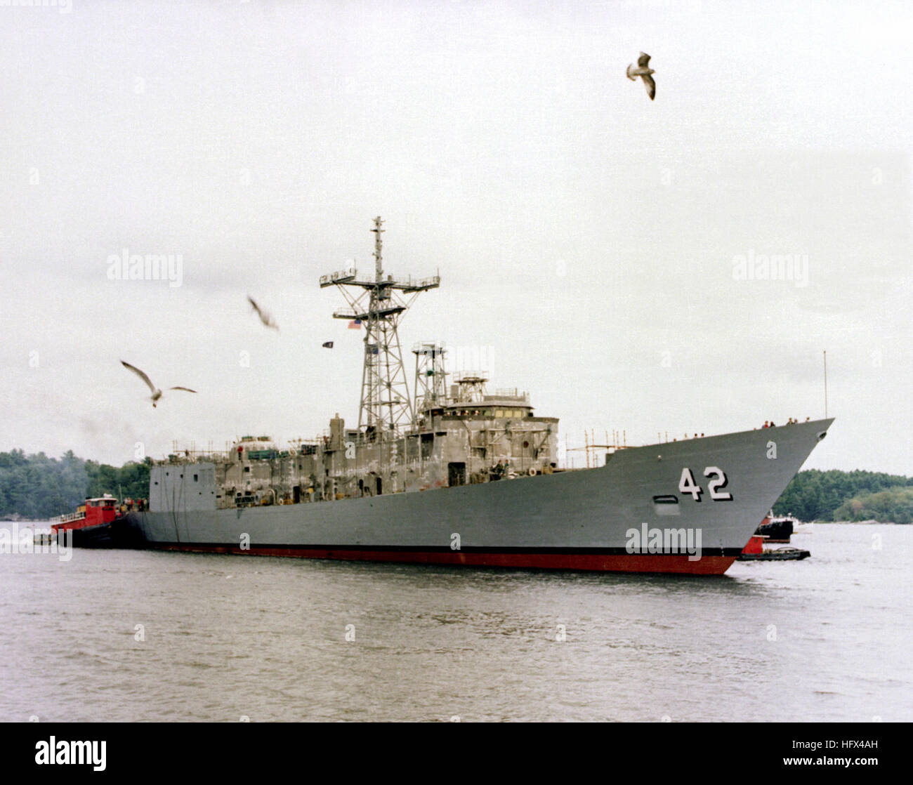 A starboard bow view of the guided missile frigate KLAKRING (FFG-42 ...