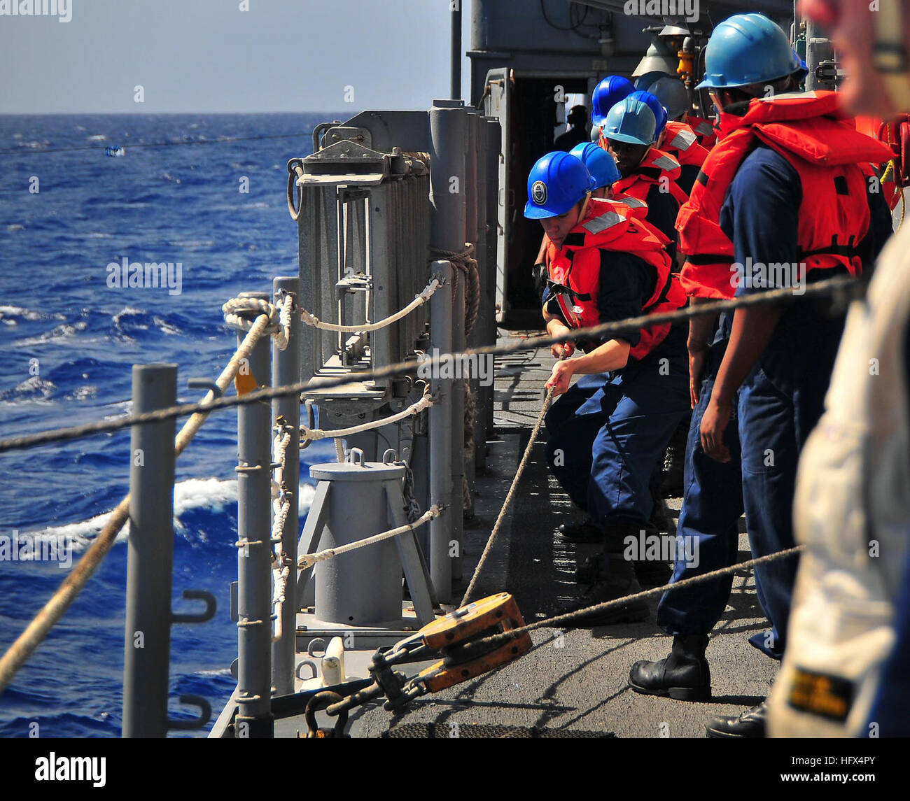 090128-N-4774B-043 PACIFIC OCEAN (Jan. 28, 2009) Sailors aboard the ...