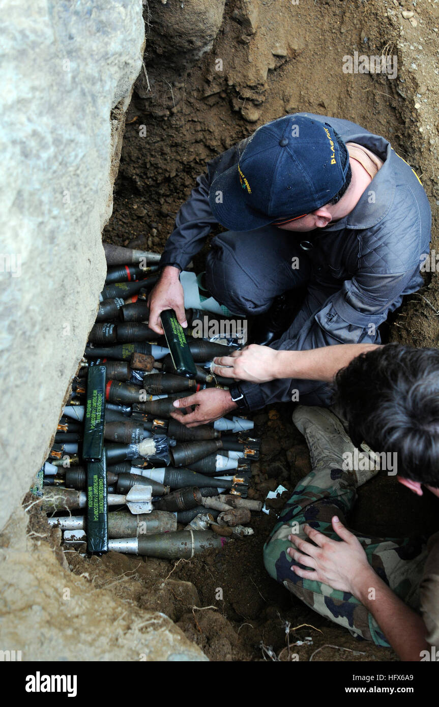 American explosive ordnance disposal hi-res stock photography and ...