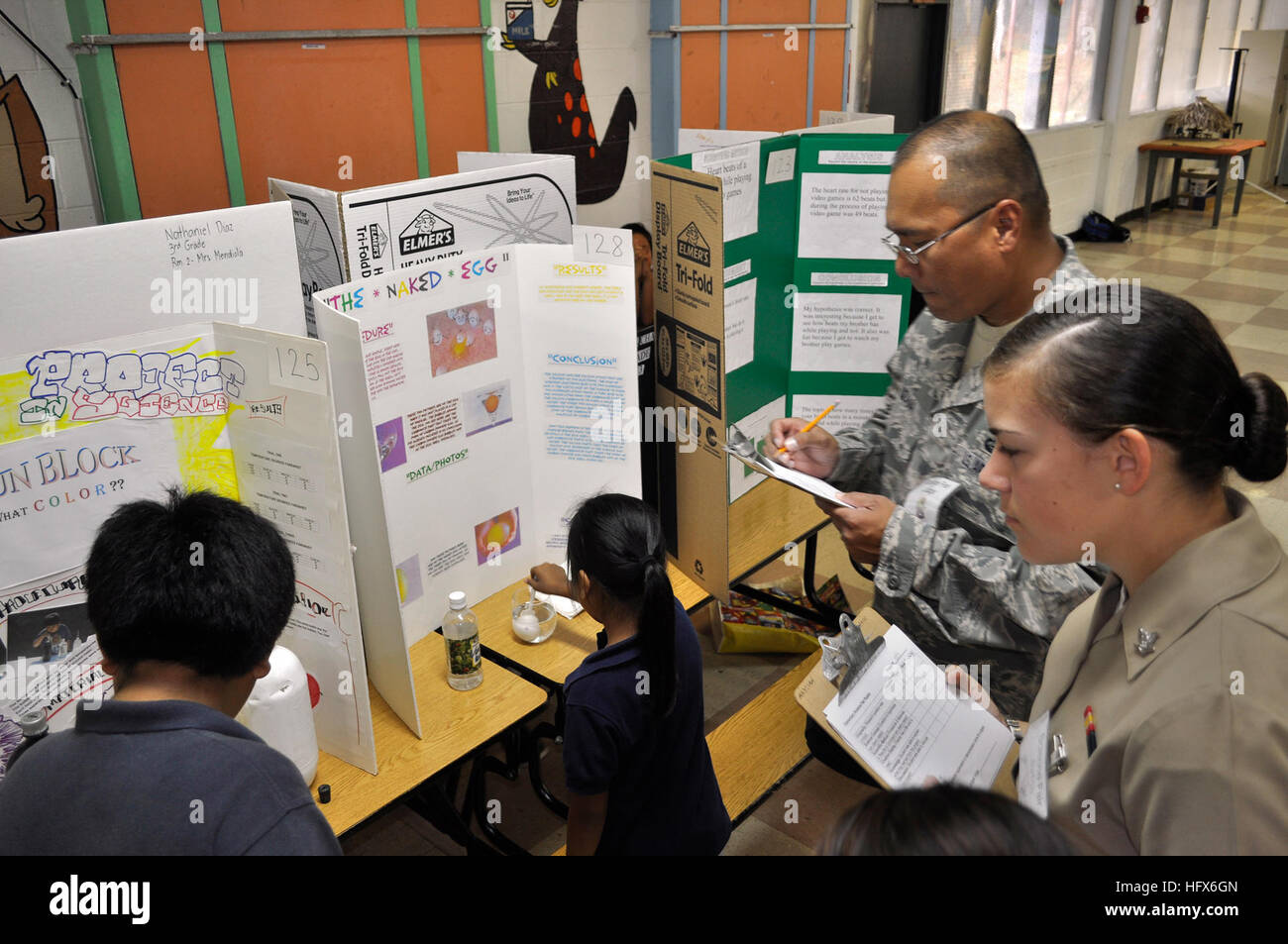 Science fair school kids hi-res stock photography and images - Alamy