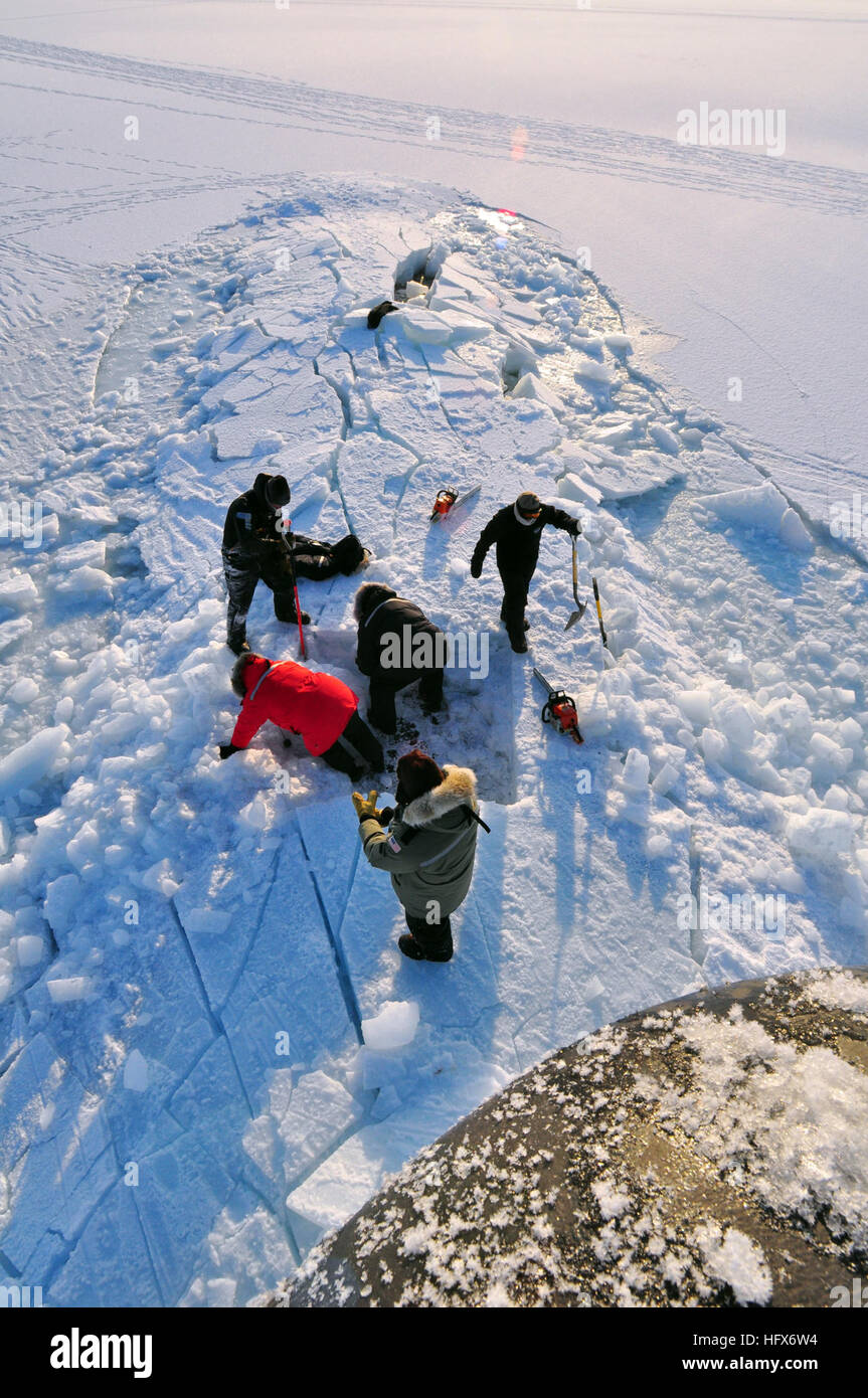 Us navy submarine ice hi-res stock photography and images - Alamy