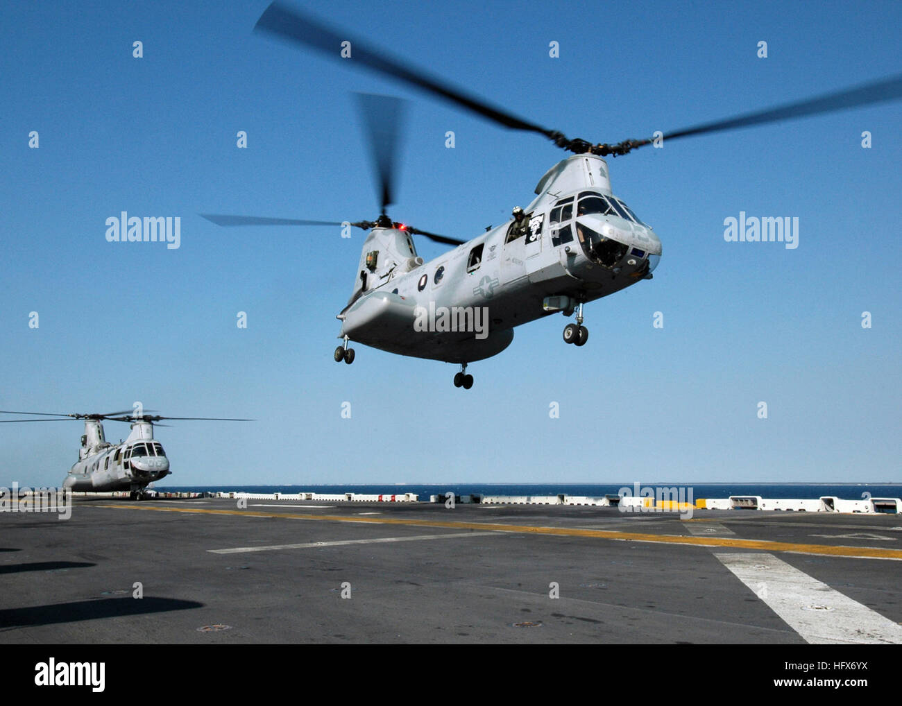 Ch 46e sea knight helo hi-res stock photography and images - Alamy