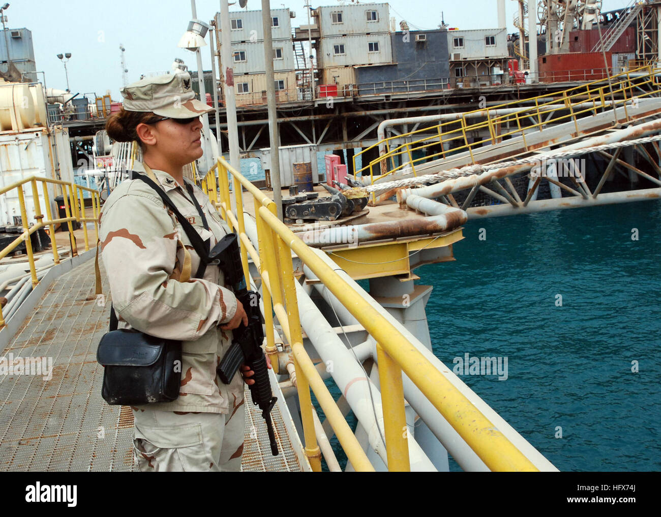 Persian gulf oil platform hi-res stock photography and images - Alamy