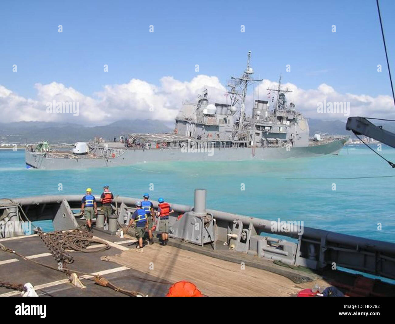 OLYMPUS DIGITAL CAMERA Usns-salvor-tows-uss-port-royal Stock Photo - Alamy