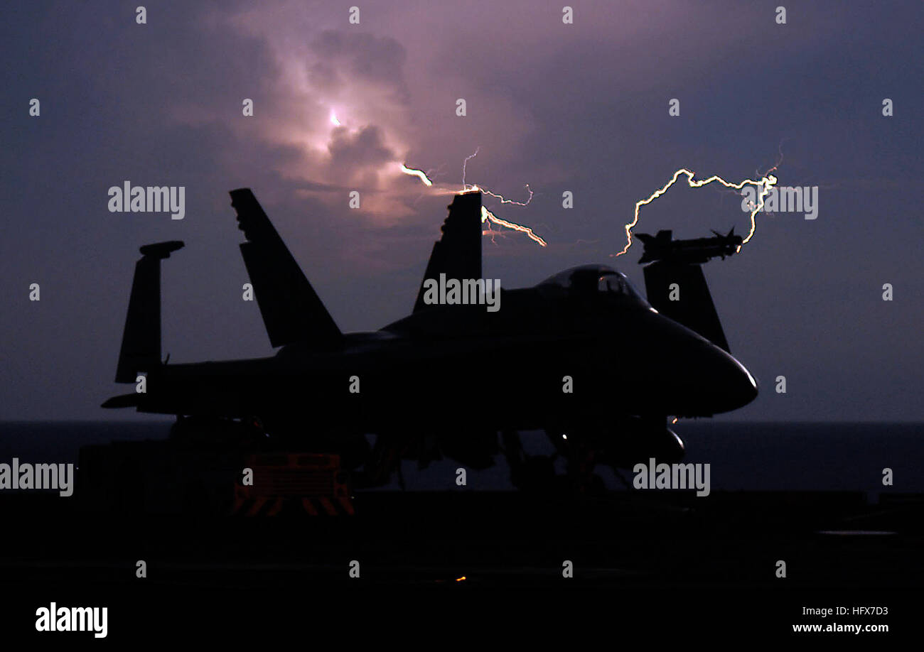 Lightning strikes aircraft hi-res stock photography and images - Alamy