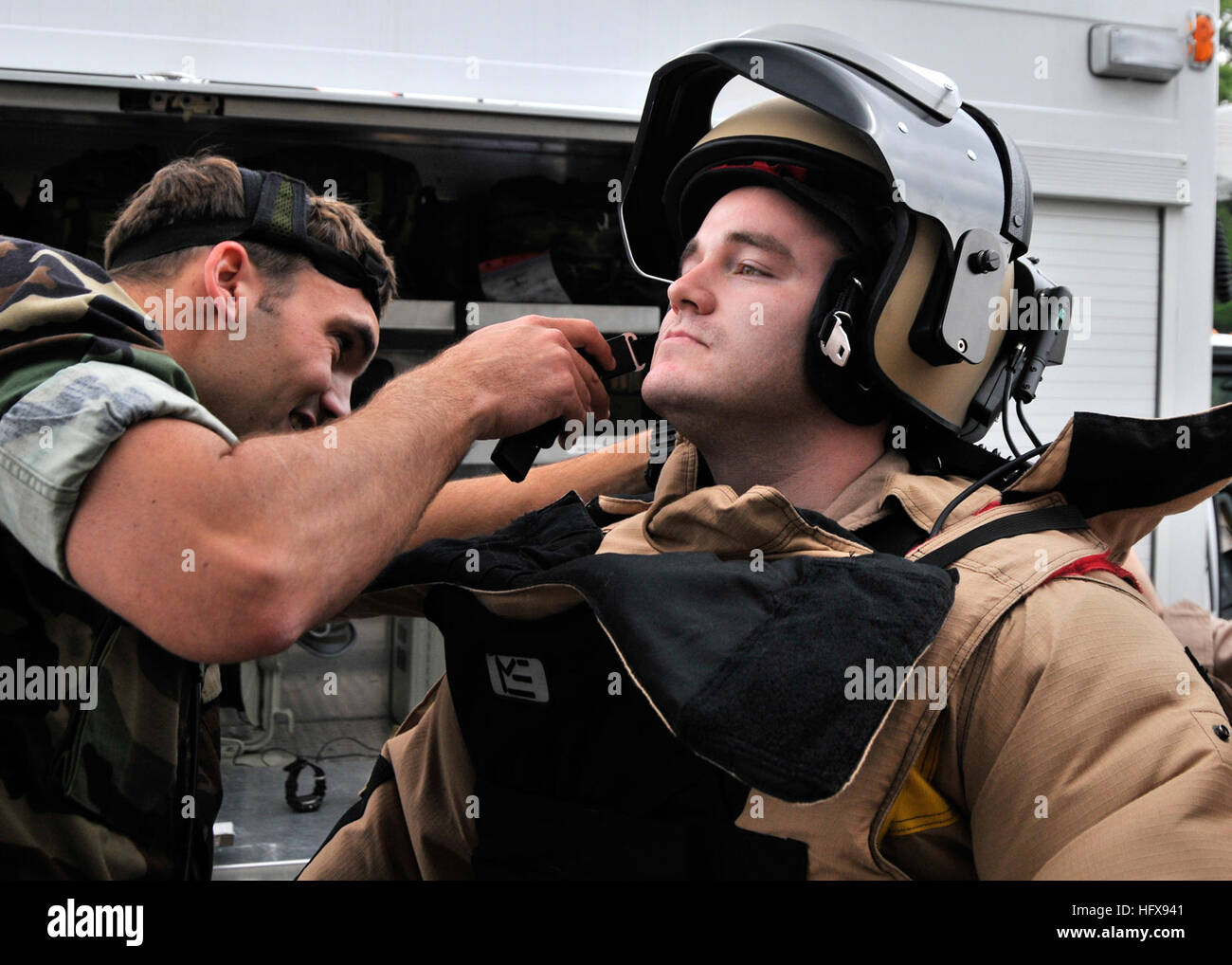 Navy eod bomb suit hi-res stock photography and images - Alamy