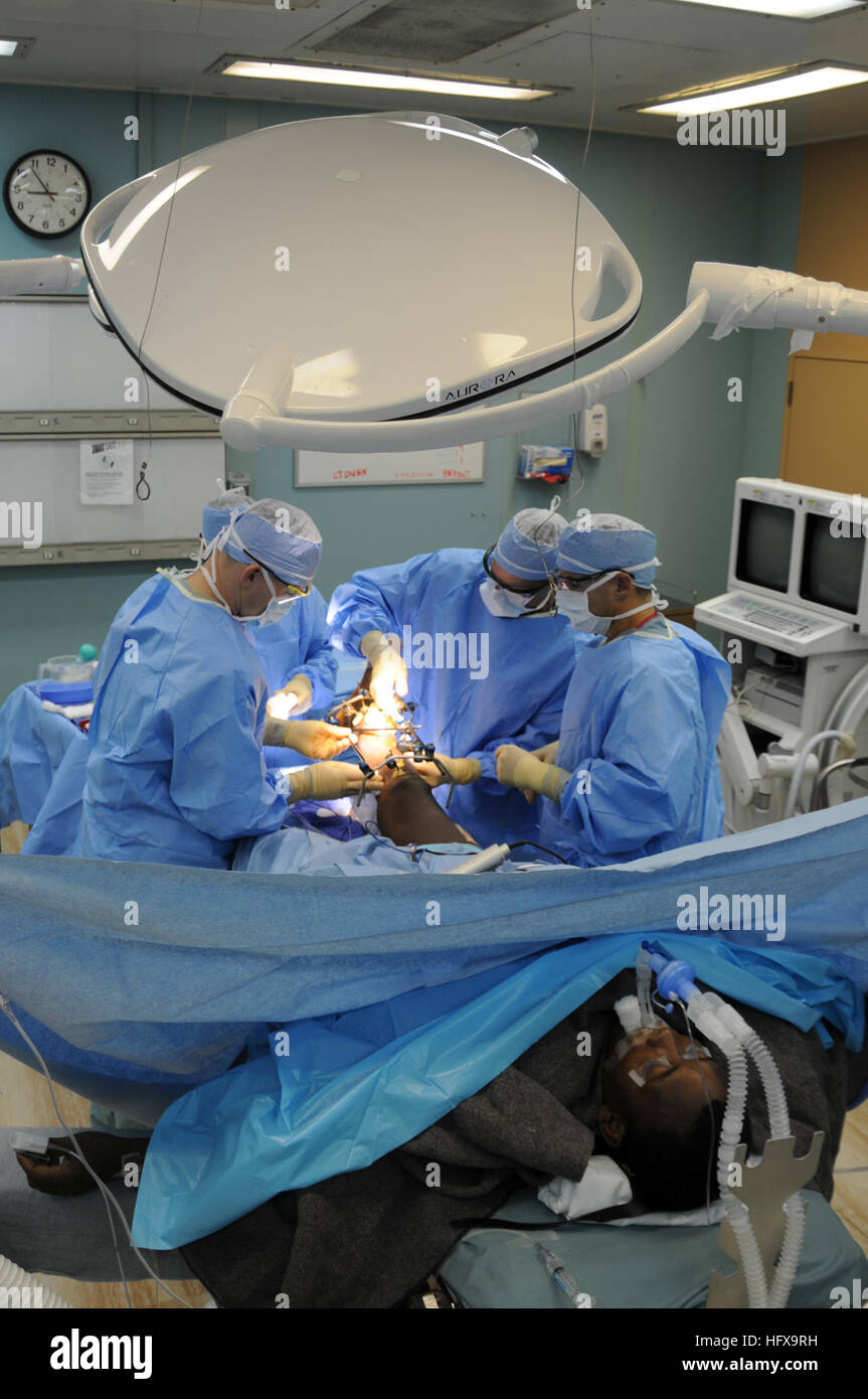 Us navy doctor surgery hi-res stock photography and images - Alamy