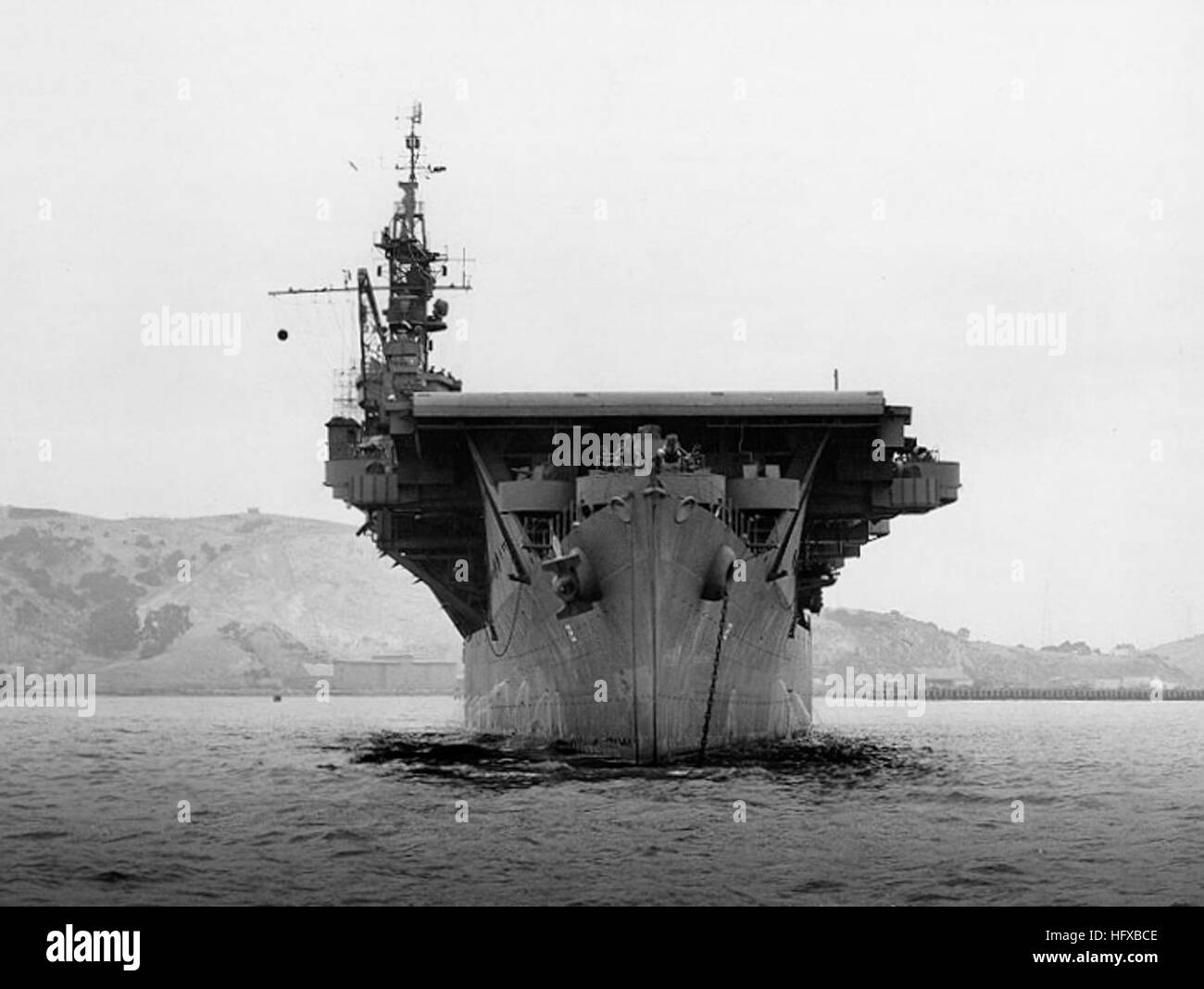USS Independence (CV-22) hauling in her anchor, while off the Mare ...