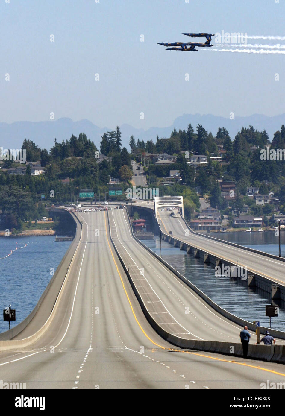 I 90 floating bridge traffic hi-res stock photography and images - Alamy