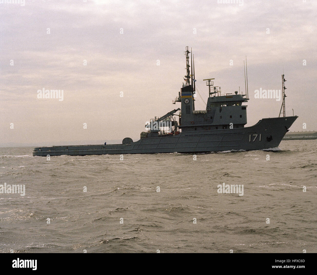 A starboard beam view of the fleet tug USNS SIOUX (ATF 171) entering ...