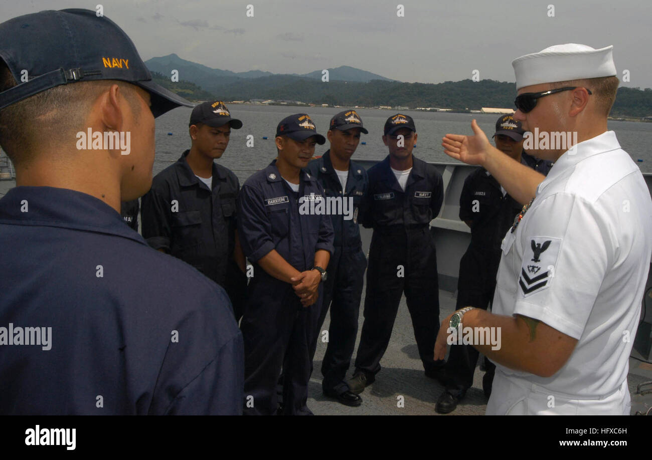The guided missile frigate USS Rodney M. Davis (FFG 60) hosts visit ...