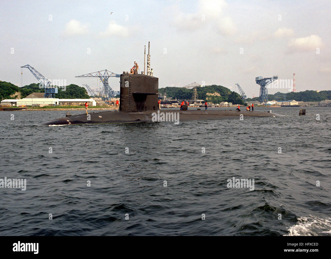 Starboard bow view of the nuclear-powered attack submarine USS DRUM ...