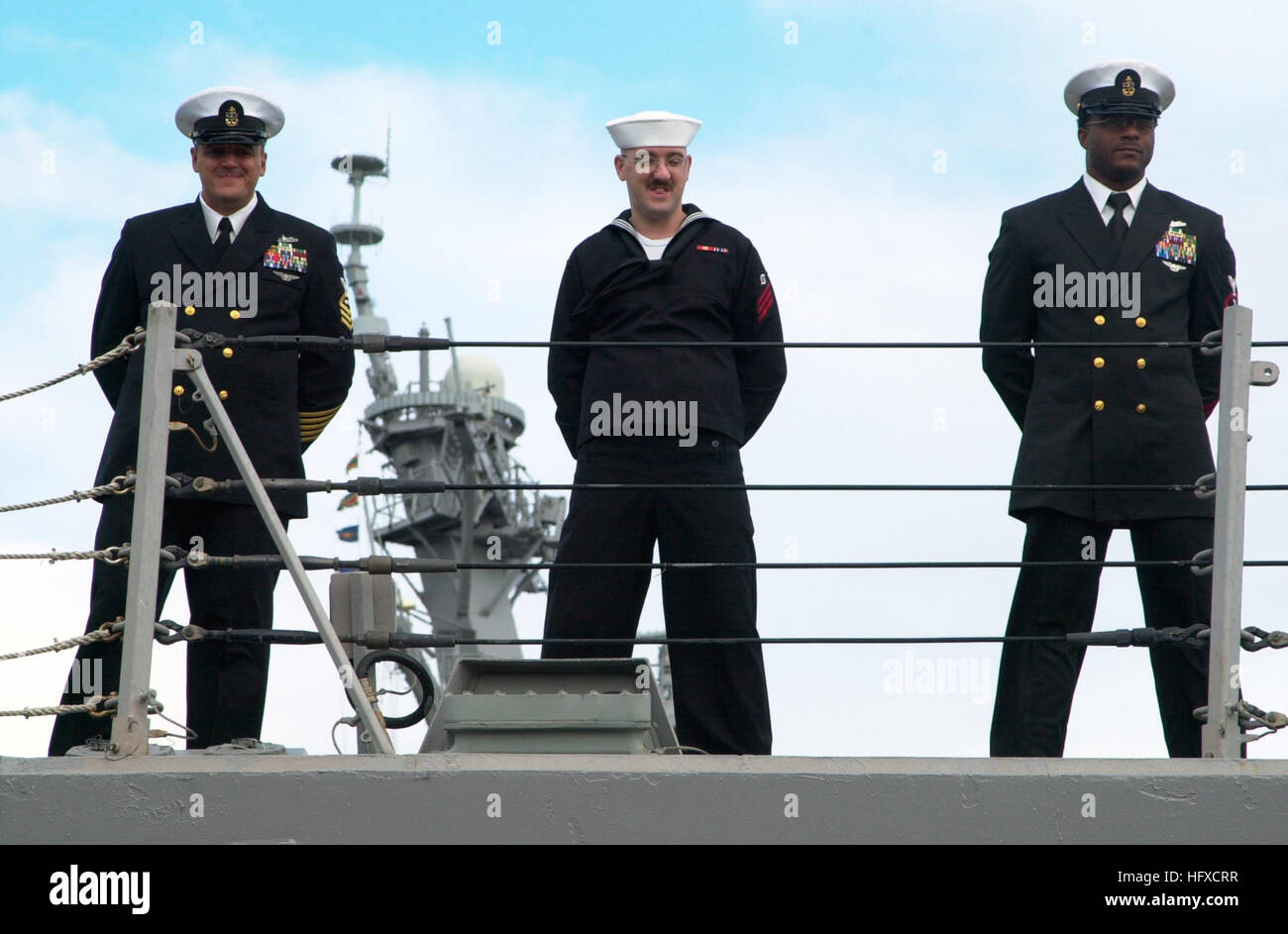 051128-N-2736O-005 Norfolk, Va. (Nov. 28 2005) - Sailors man the rails ...