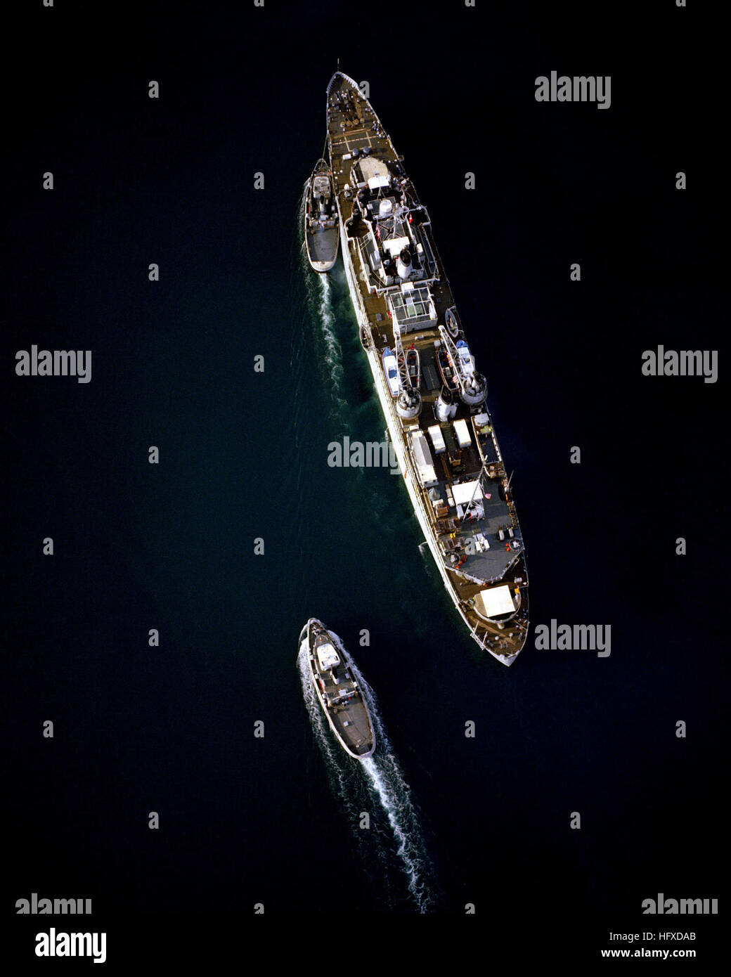 Tugs assisting ship hi-res stock photography and images - Alamy