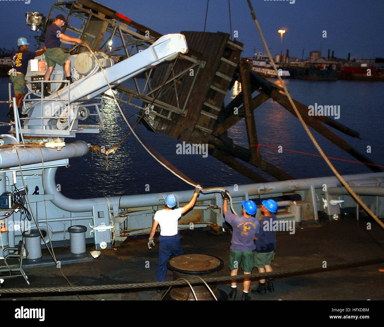 050908-N-0535P-225 Mobile, Ala. (Sept. 8, 2005) – U.S. Navy divers ...