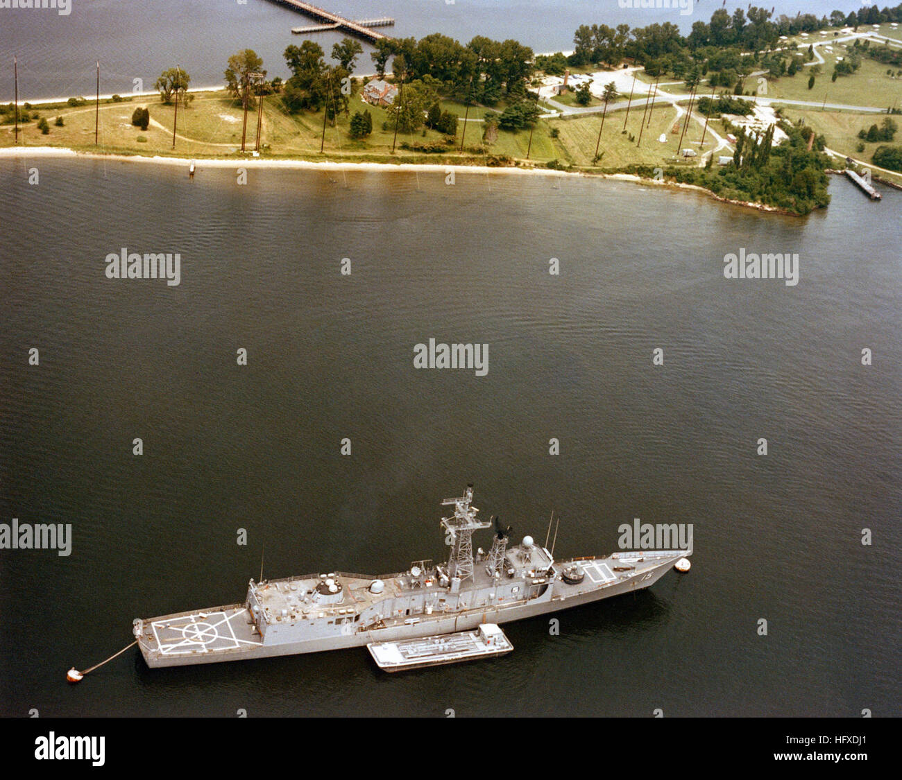 An elevated starboard quarter view of the guided missile frigate USS ...