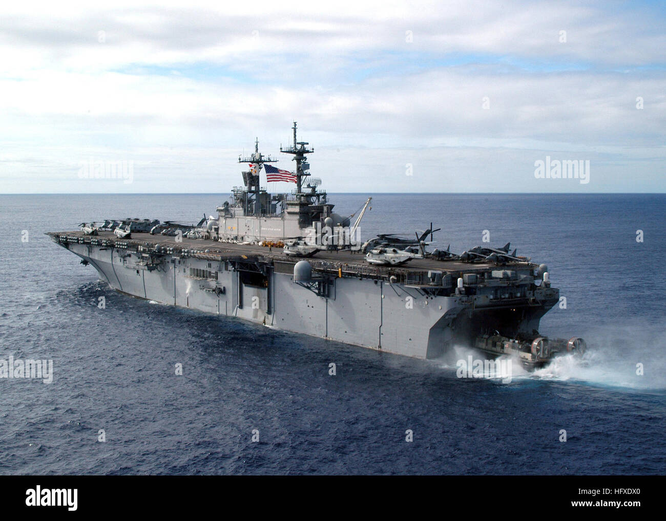 A Landing Craft Air Cushion (LCAC) from ACU-4 departs USS Kearsarge ...