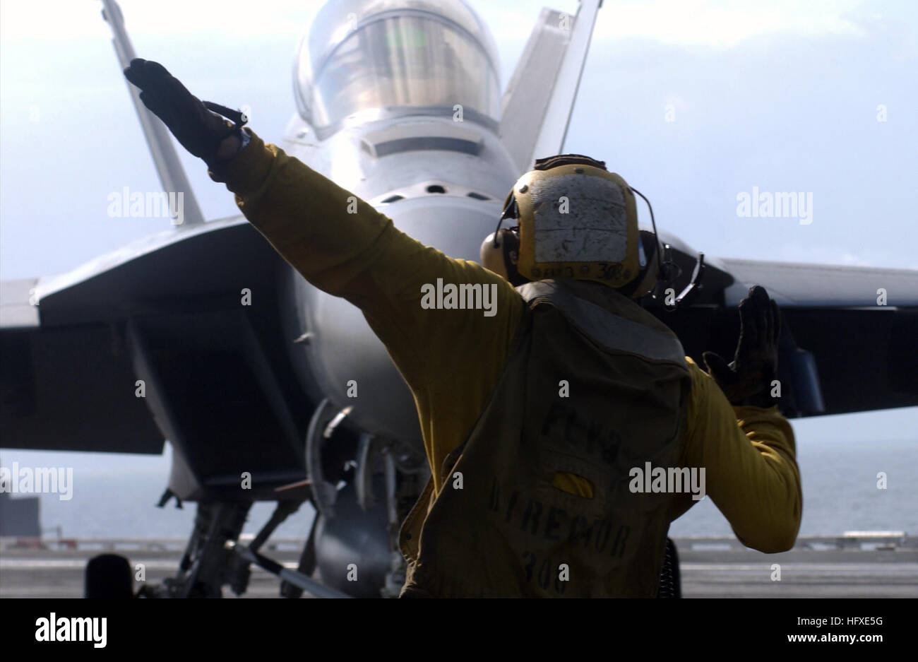 050926-N-1416P-015 Indian Ocean (Sept. 26, 2005) - Airman Jason Andres ...