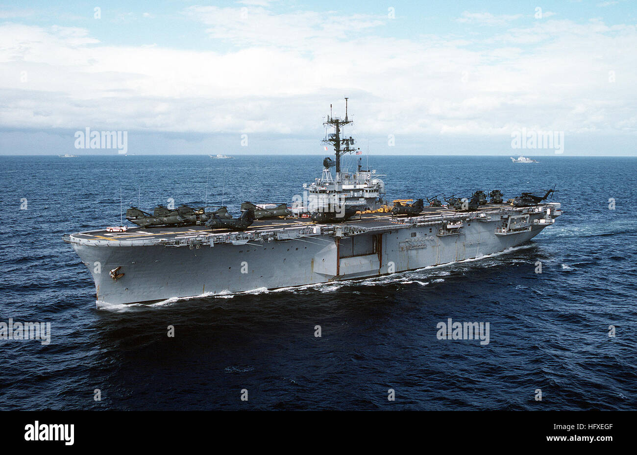 A port bow view of the amphibious assault ship USS INCHON (LPH-12 ...