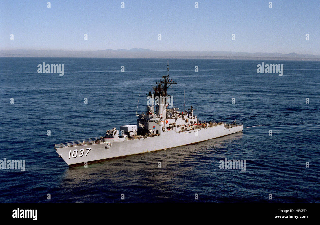 A port bow view of the frigate USS BRONSTEIN (FF 1037) underway off the ...