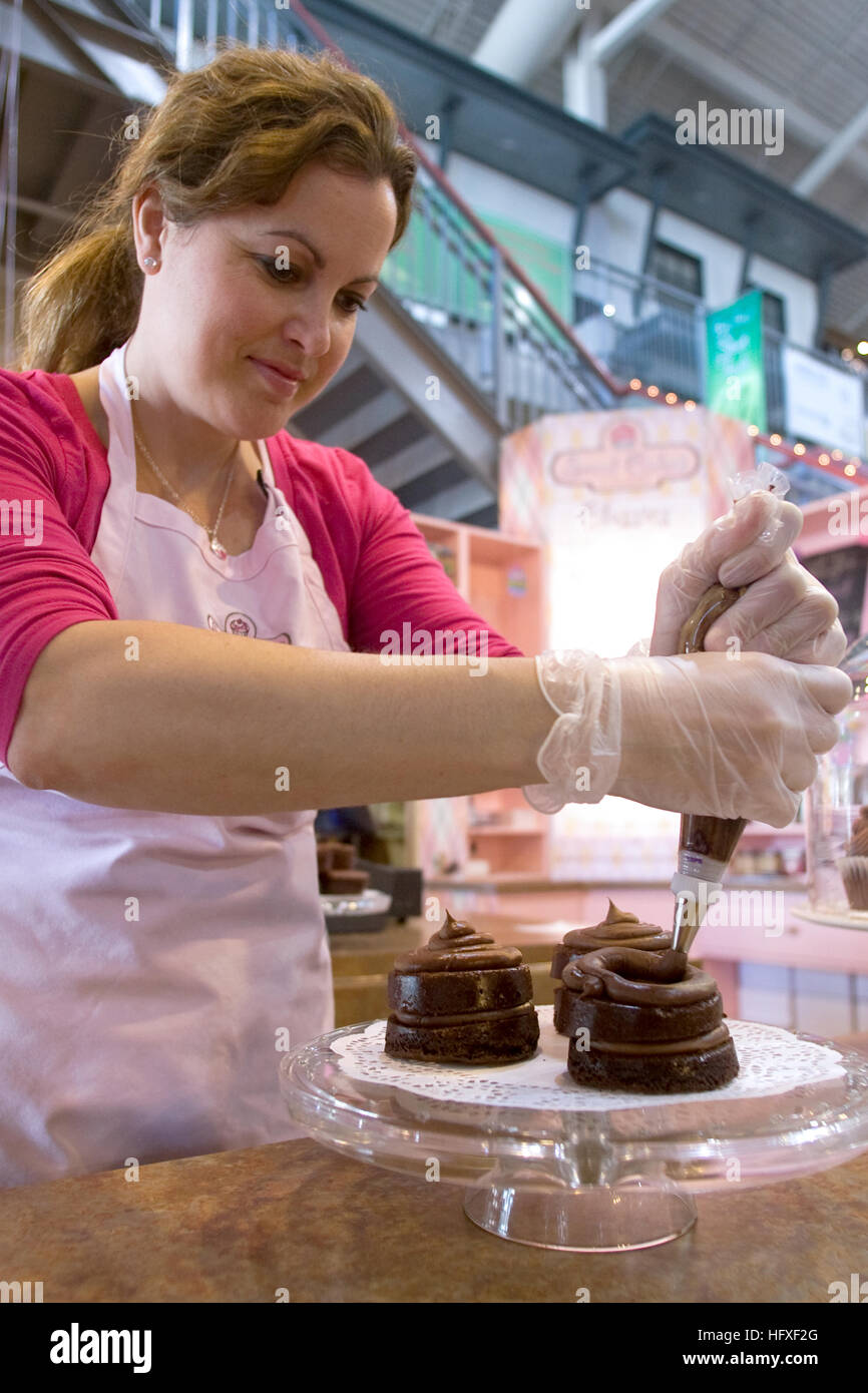 Cupcake baker hi-res stock photography and images - Alamy