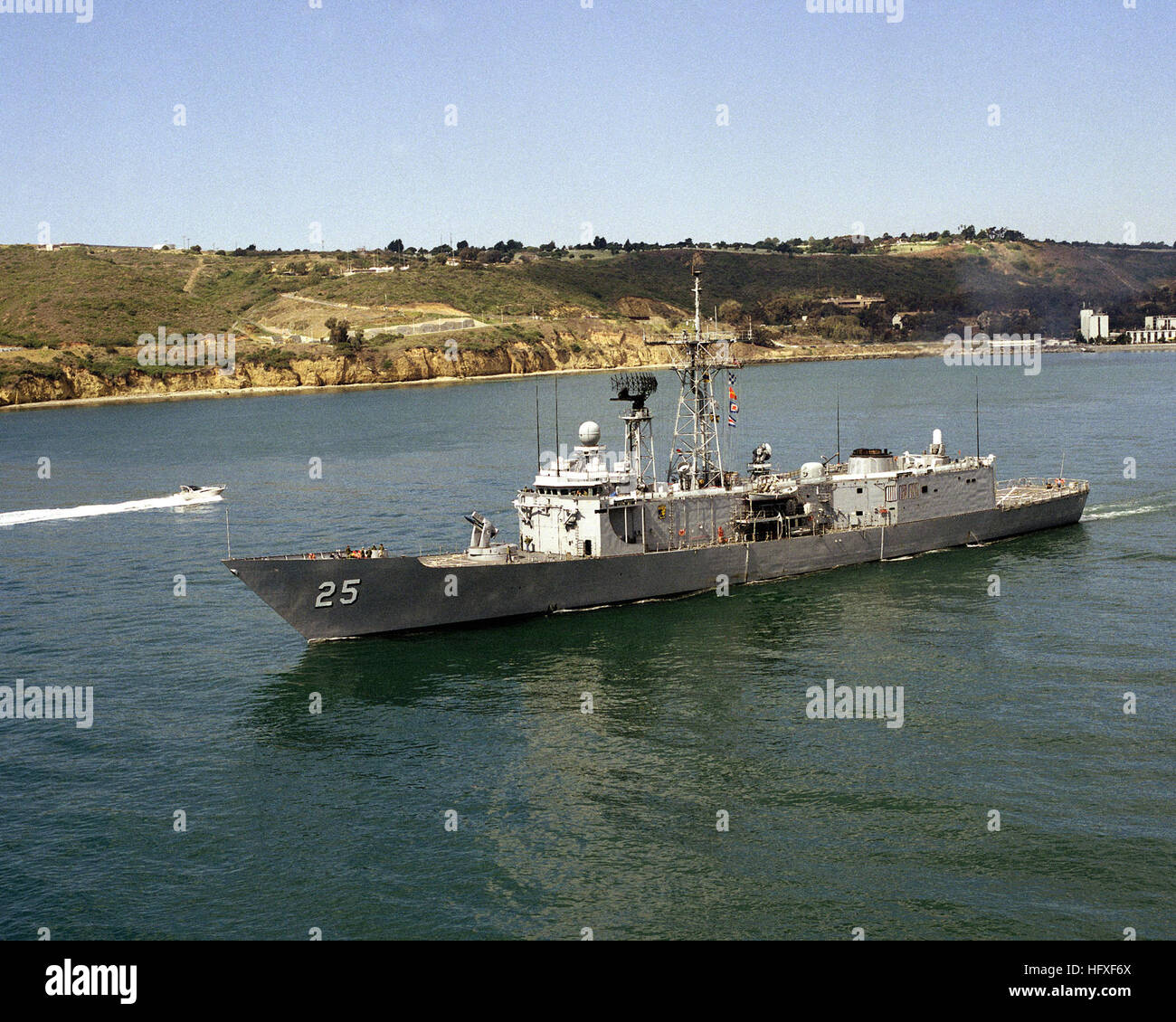 A port bow view of the guided missile frigate USS COPELAND (FFG 25 ...