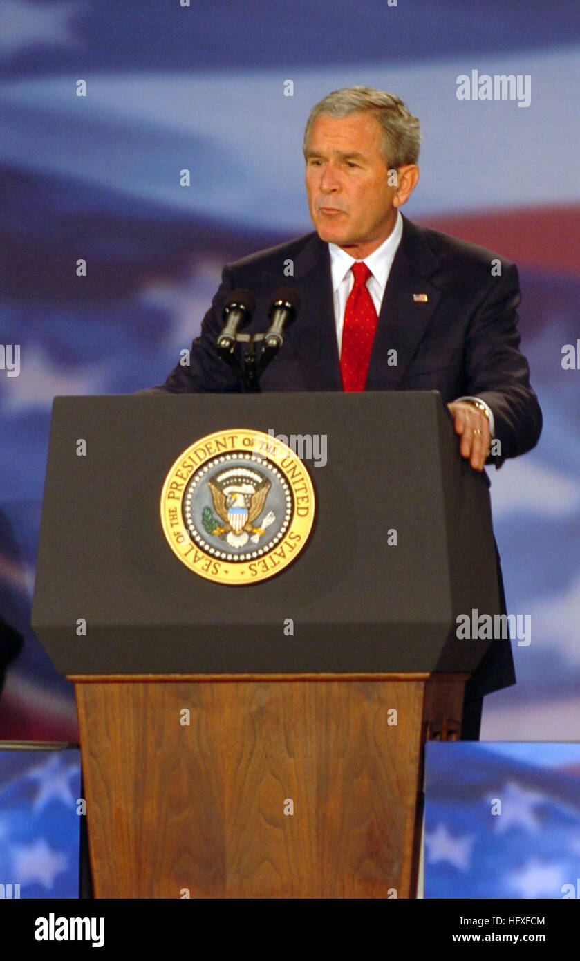 051028-N-8720O-005 Norfolk, Va. (Oct. 28, 2005) - President George W ...