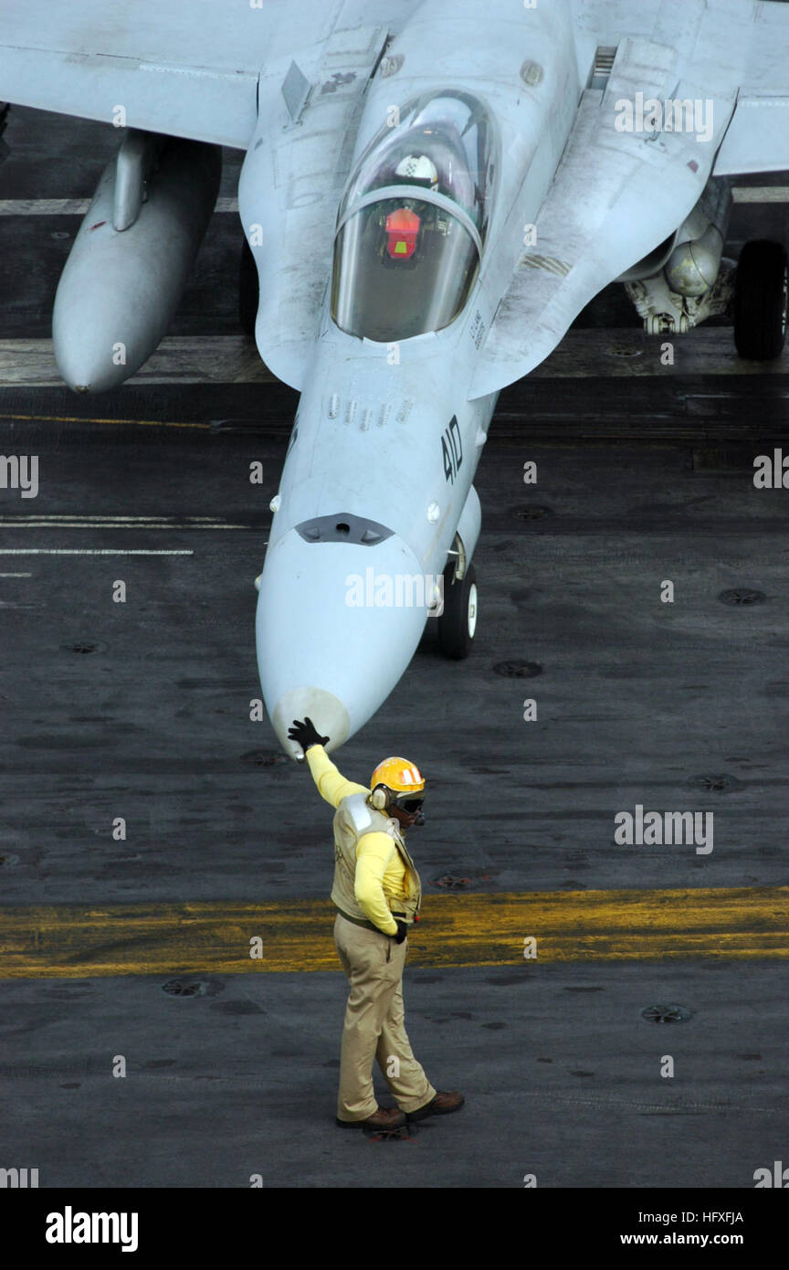051103-N-6106R-025 Pacific Ocean (Nov. 3, 2005) – Flight Deck Officer ...