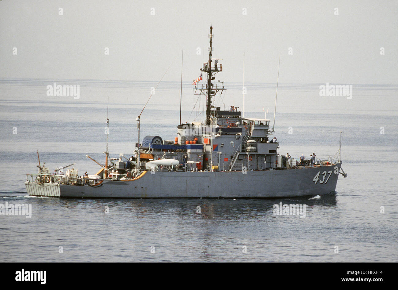 A starboard quarter view of the ocean minesweeper USS ENHANCE (MSO 437 ...