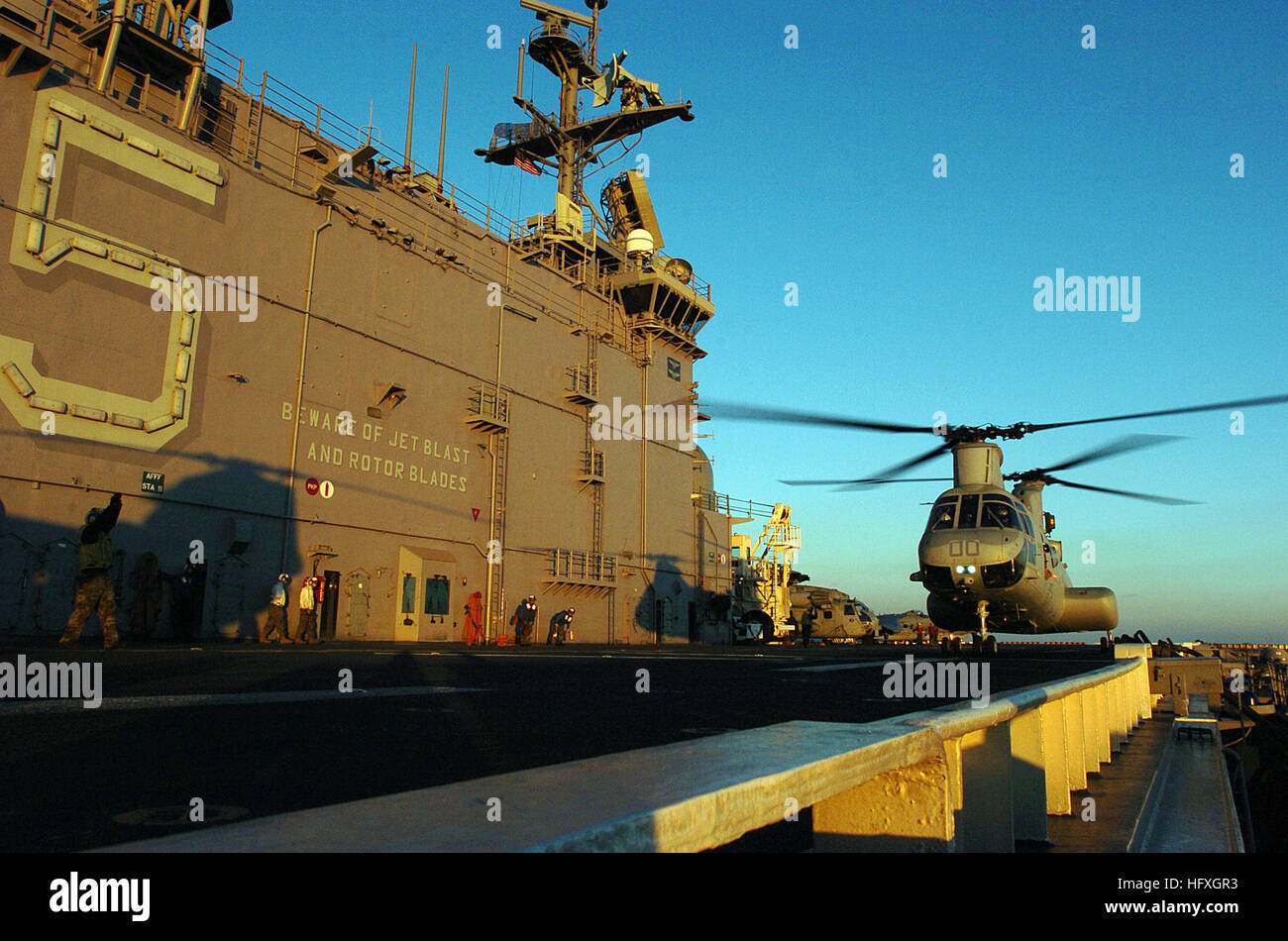 A CH-46E Sea Knight from HMM-166 lands on USS Peleliu (LHA 5) as ESG-3 ...