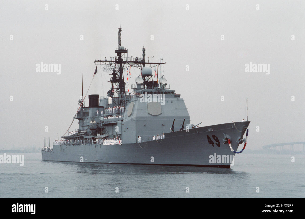 A starboard bow view of the guided missile cruiser USS VINCENNES (CG 49 ...