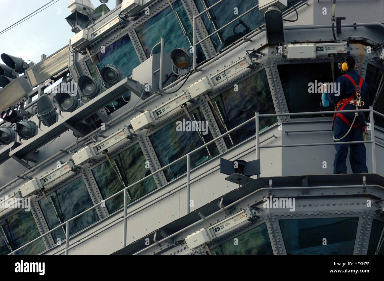 061215-N-5248R-003 Atlantic Ocean (Dec. 15, 2006) - A quartermaster ...