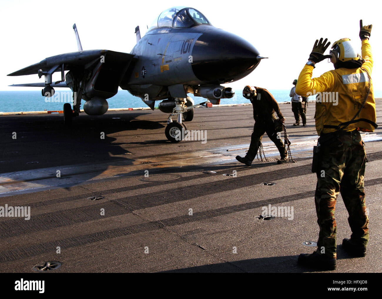 Steam powered catapult hi-res stock photography and images - Alamy