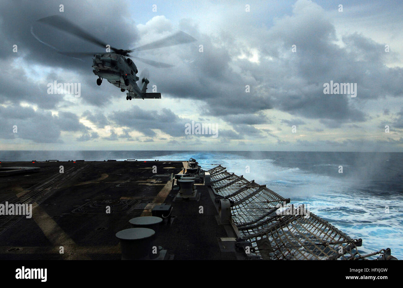 070812-N-0684R-098 PACIFIC OCEAN (AUG 12, 2007) - An SH-60B Seahawk ...