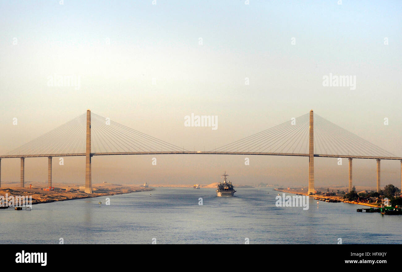 090622-N-5345W-005 SUEZ CANAL (June 22, 2009) The amphibious transport ...