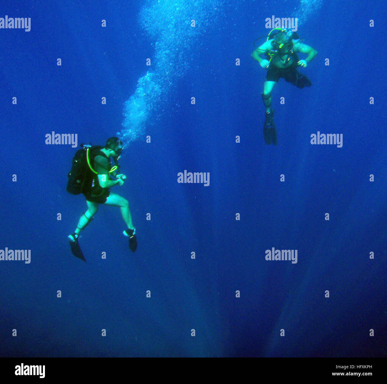 090624-N-5710P-216 MIDDLE EAST (June 24, 2009) U.S. Navy divers conduct ...