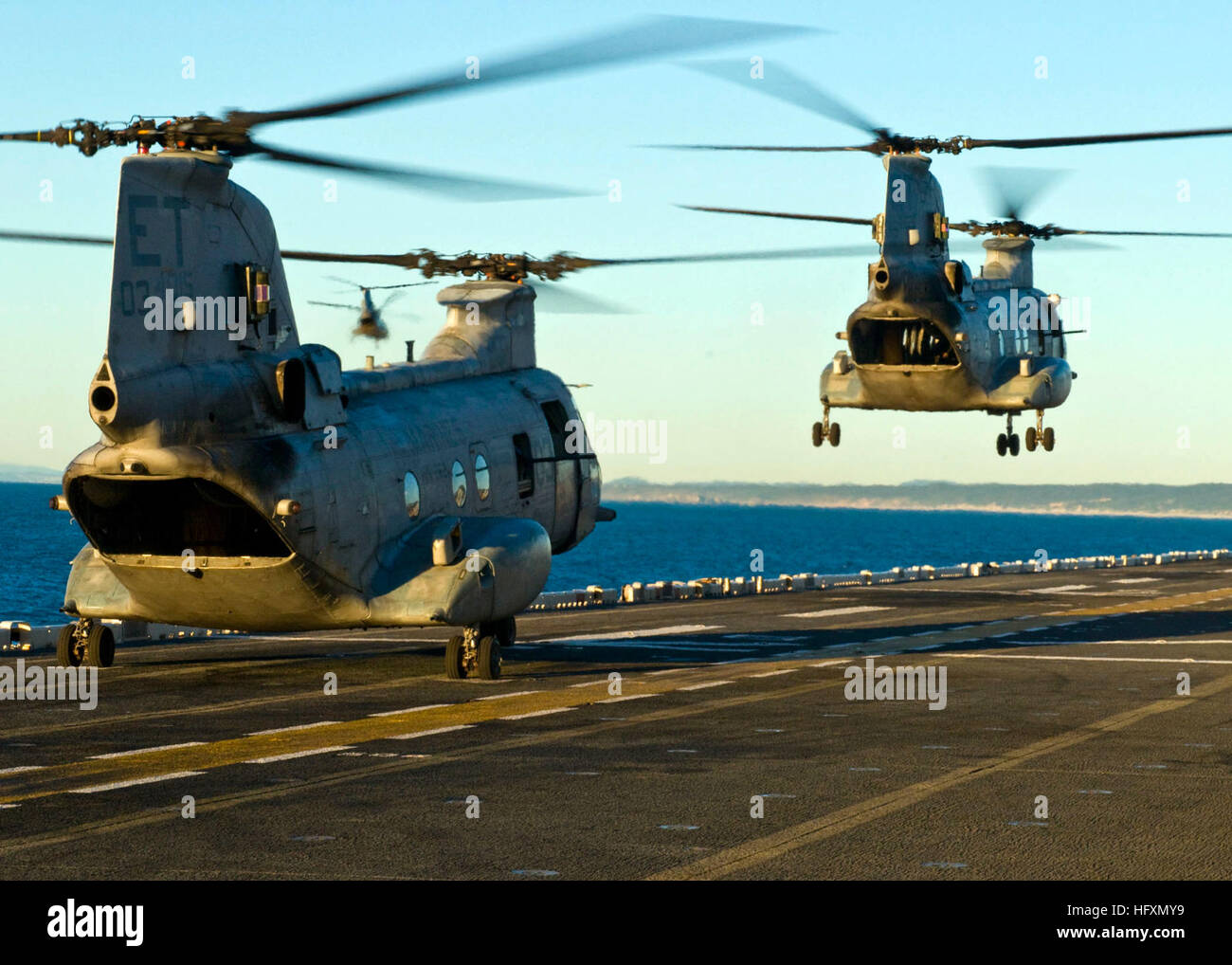Ch 46e sea knight helicopters hi-res stock photography and images - Alamy