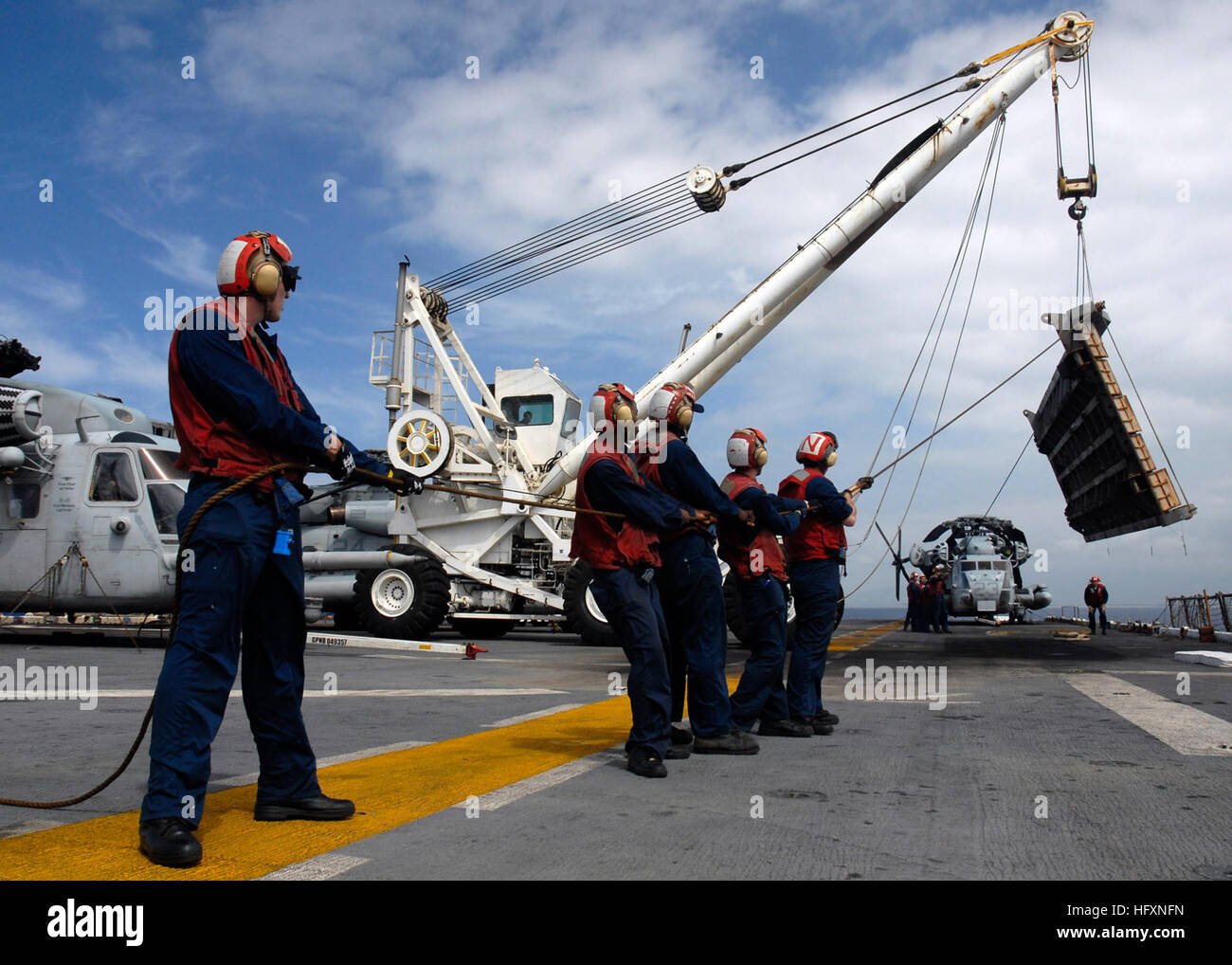 090724-N-8283S-213 PACIFIC OCEAN (July 24, 2009) Sailors assigned to ...