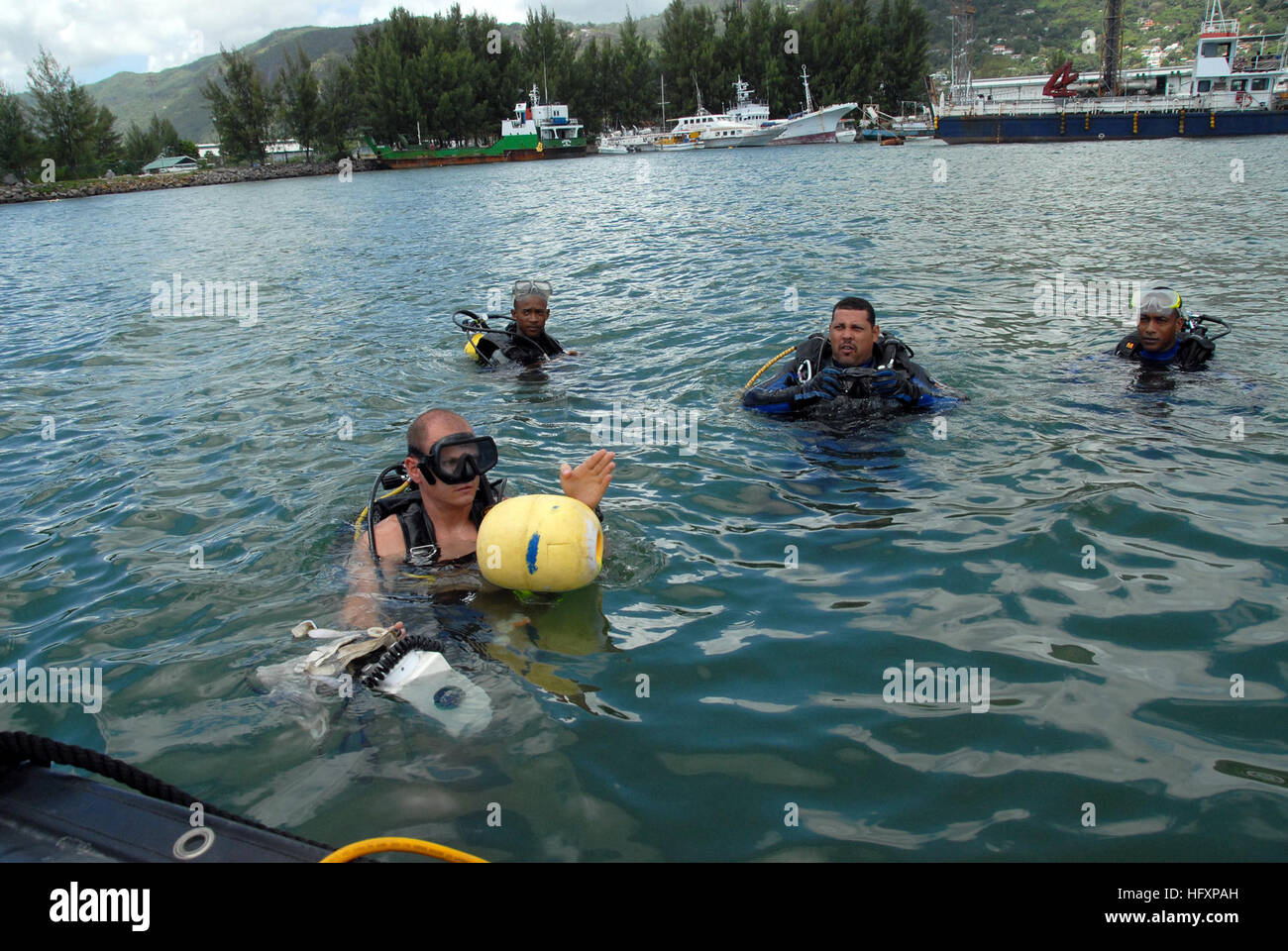 090812-N-5710P-181 PORT VICTORIA (Aug. 12, 2009) U.S. Navy Diver 2nd ...