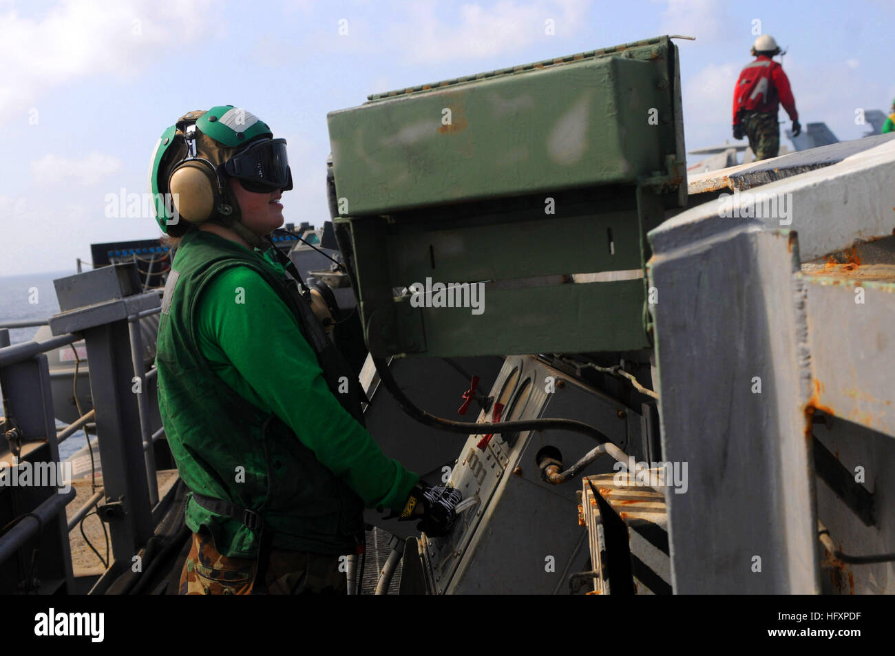 090814-N-3610L-202 GULF OF OMAN (August 14, 2009) - Aviation Boatswain ...