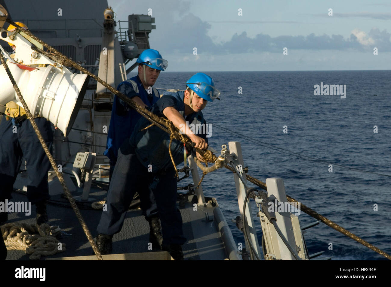 090829-N-9123L-015 PACIFIC OCEAN (Aug. 29, 2009) BoatswainÕs Mate 3rd ...
