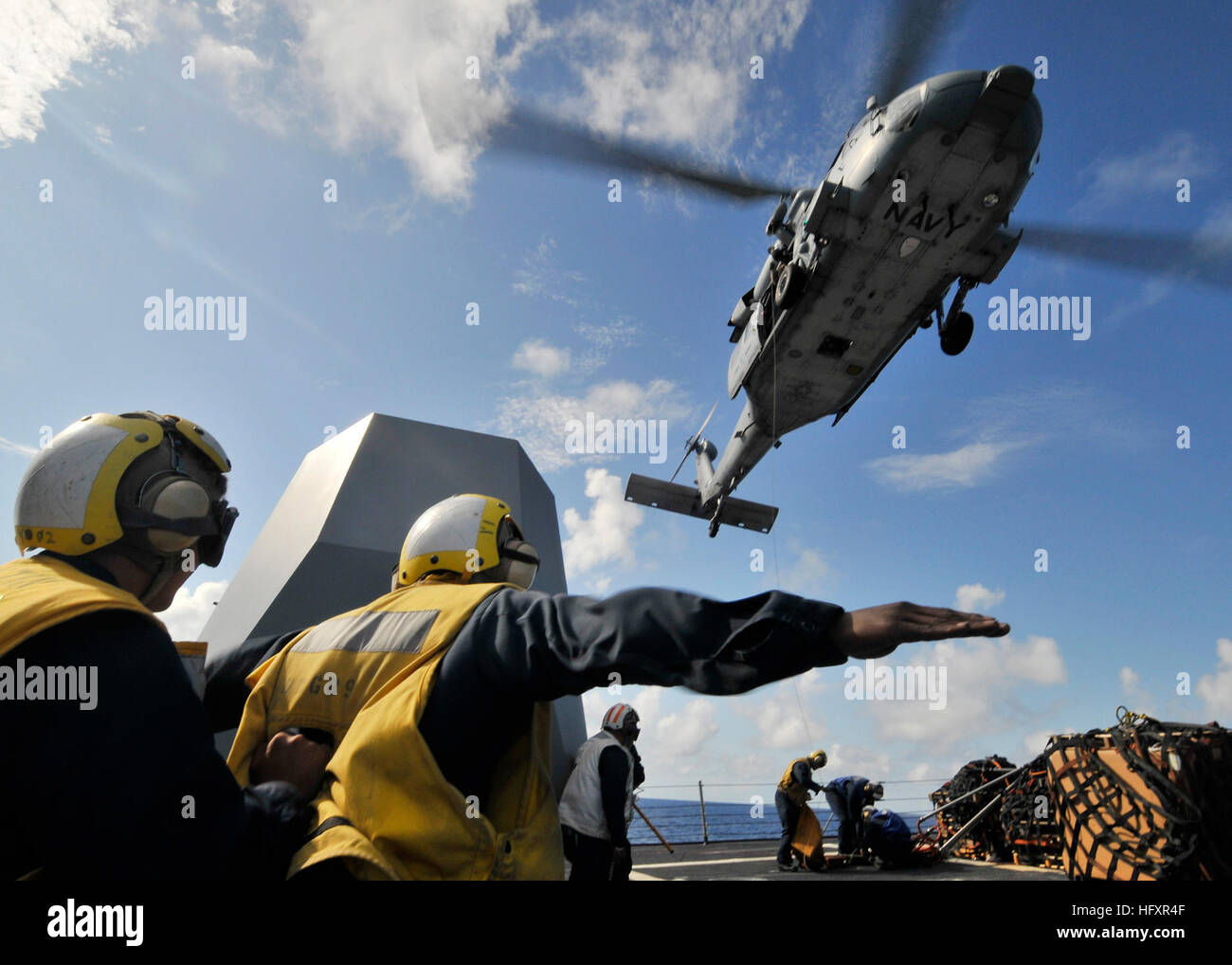090829-N-2638R-004 PACIFIC OCEAN (Aug. 29, 2009) BoatswainÕs Mate 2nd ...