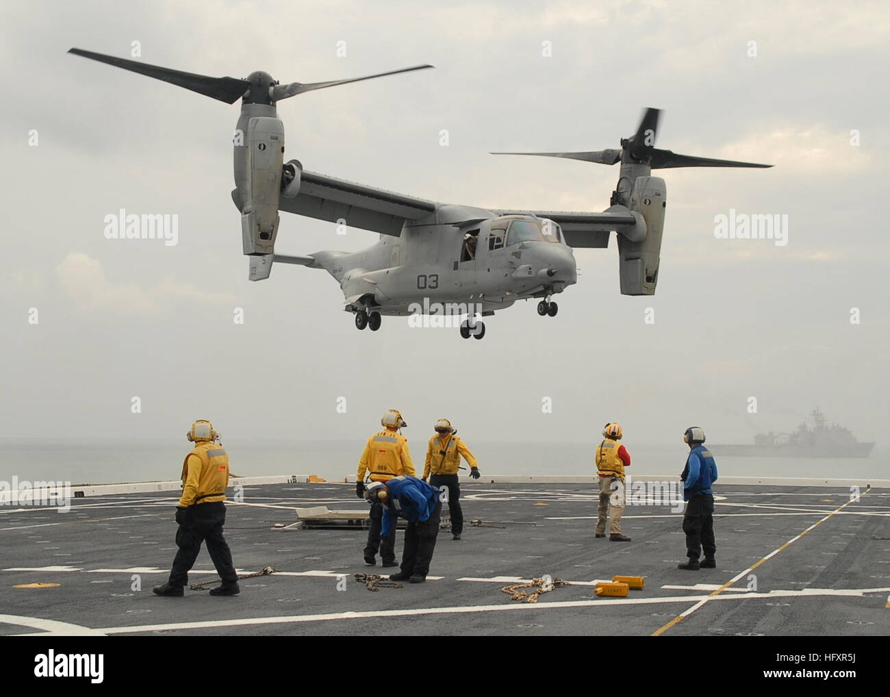 090831-N-3973P-001 ATLANTIC OCEAN (Aug. 31, 2009) Members of the ...