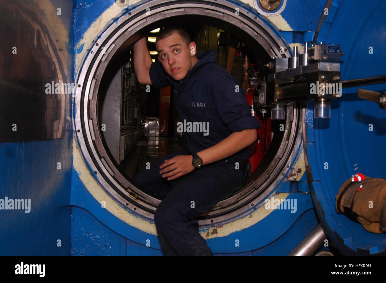 090904-N-8119A-004 BREMERTON, Wash. (Sept. 4, 2009) Machinist's Mate ...