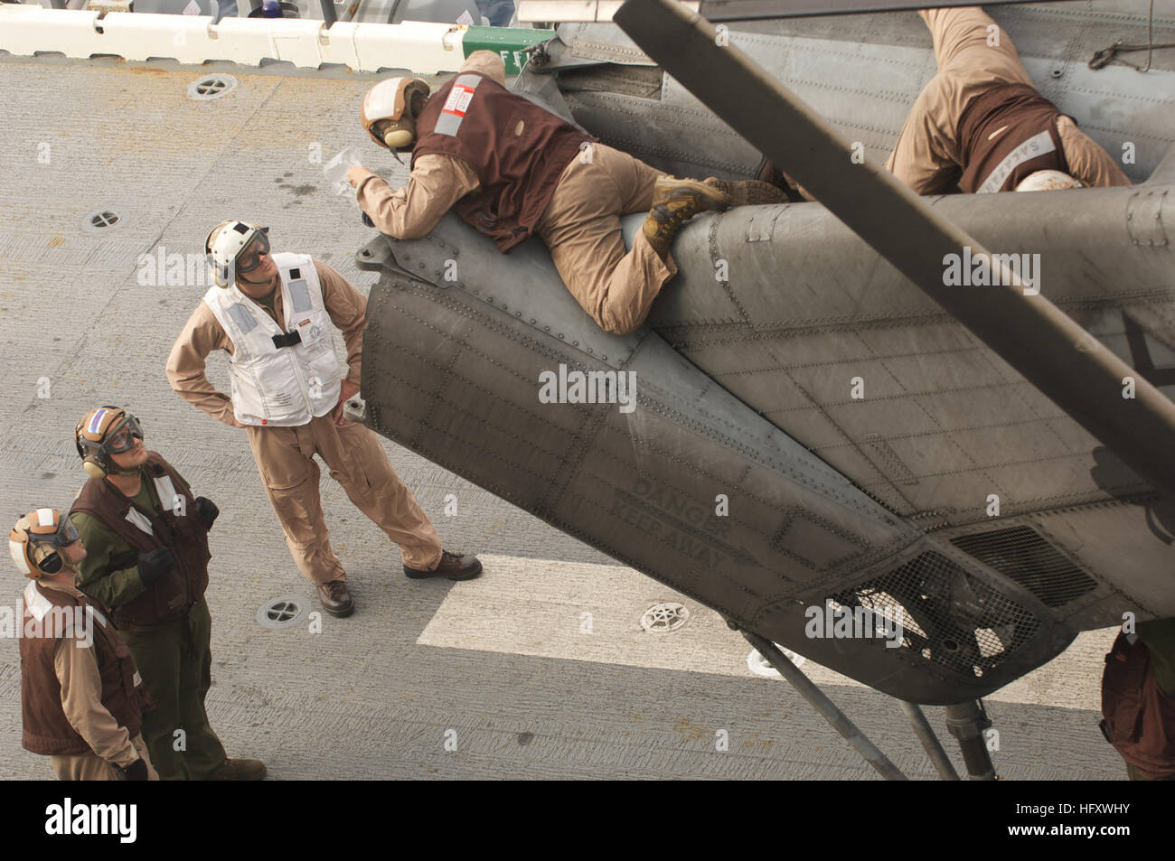 091026-N-5700G-020 ATLANTIC OCEAN (Oct. 26, 2009) Aviation handlers ...